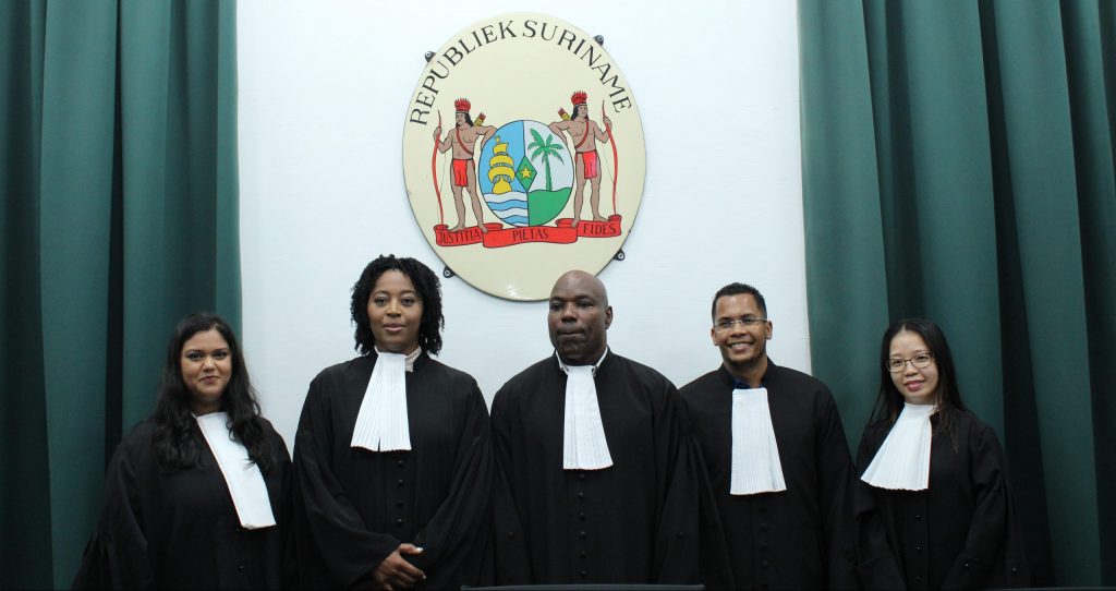 Hof van Justitie beëdigt vijf advocaat-stagiaires - Hof van Justitie