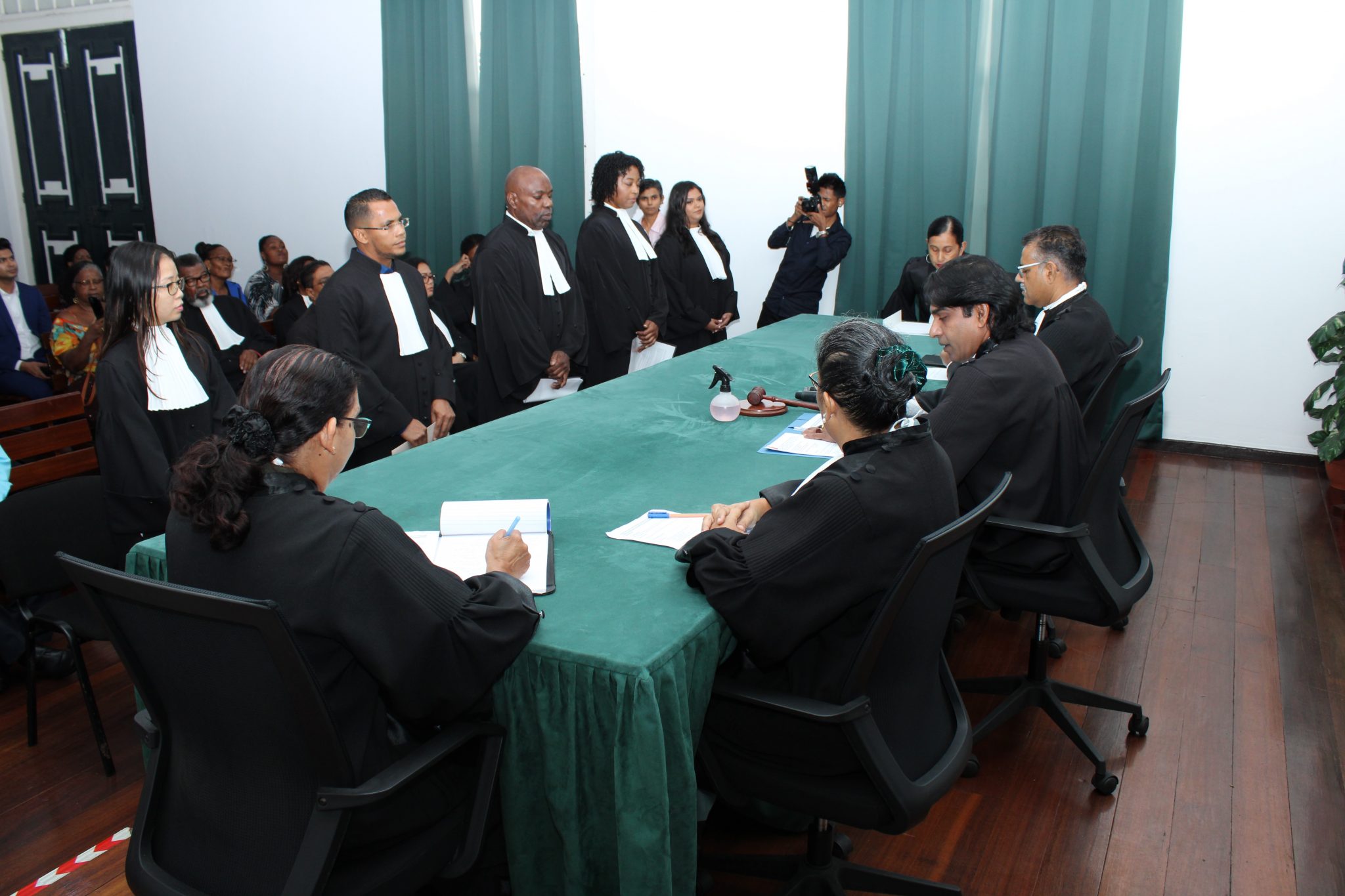 Hof van Justitie beëdigt vijf advocaat-stagiaires - Hof van Justitie